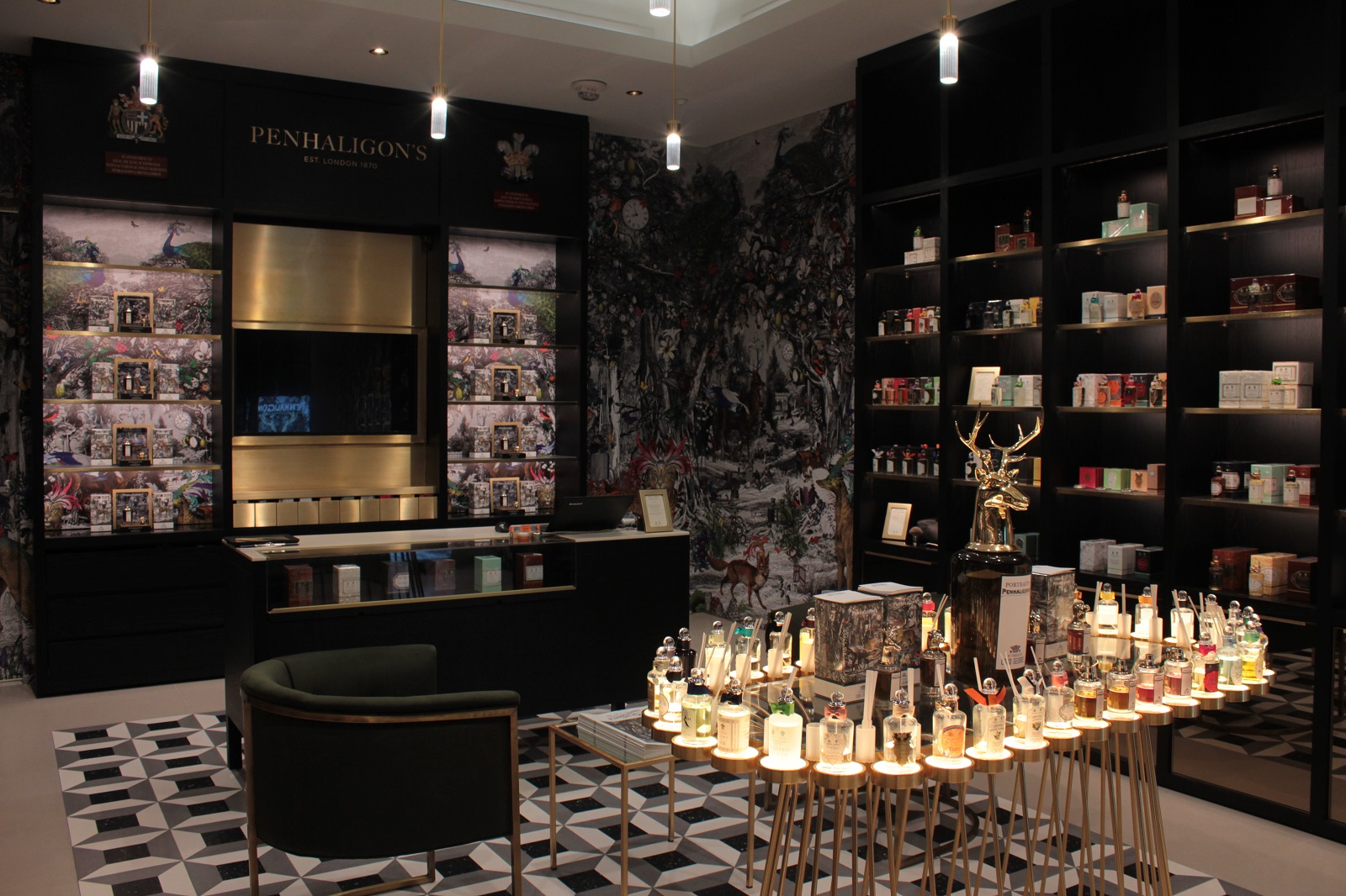 Penhaligon’s Store – Honolulu, Hawaii, USA – Roaming Desk