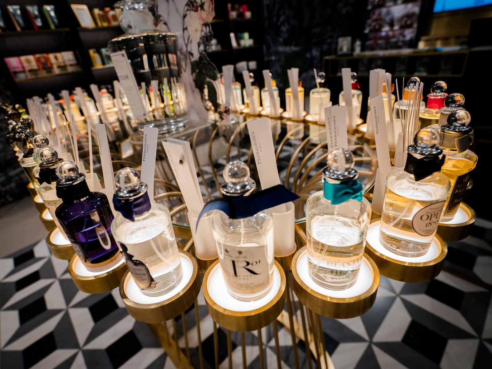 Penhaligon’s Store – Honolulu, Hawaii, USA – Roaming Desk